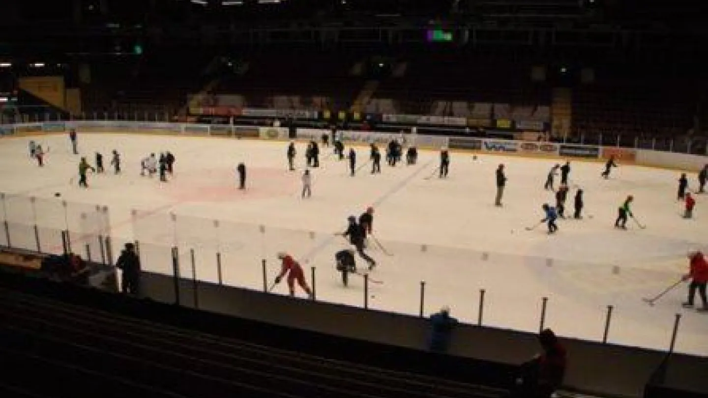 Public skating in Tegera arena and Clas Ohlson foundation arena ...